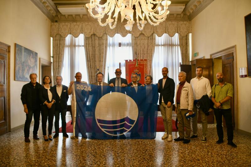 A Ca’ Farsetti la consegna delle Bandiere Blu per il 2024 ai gestori ... A Ca’ Farsetti la consegna delle Bandiere Blu per il 2024 ai gestori ...