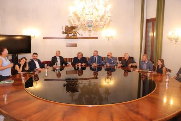 Il consigliere delegato alle Tradizioni Giovanni Giusto riceve a Ca ... Il consigliere delegato alle Tradizioni Giovanni Giusto riceve a Ca ...